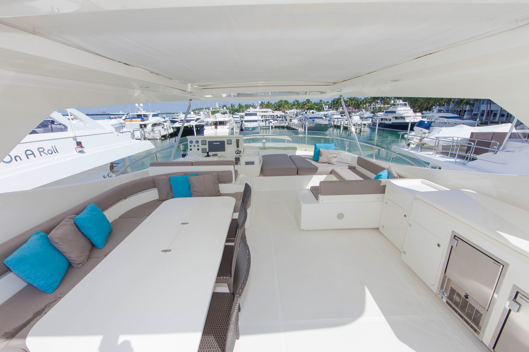 88’ Ferretti - Tikki Beach