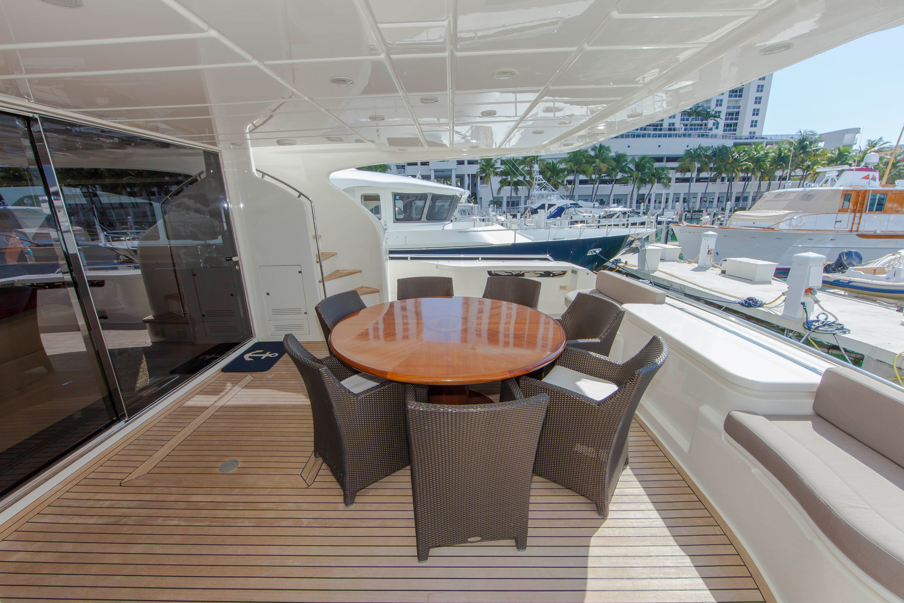 88’ Ferretti - Tikki Beach