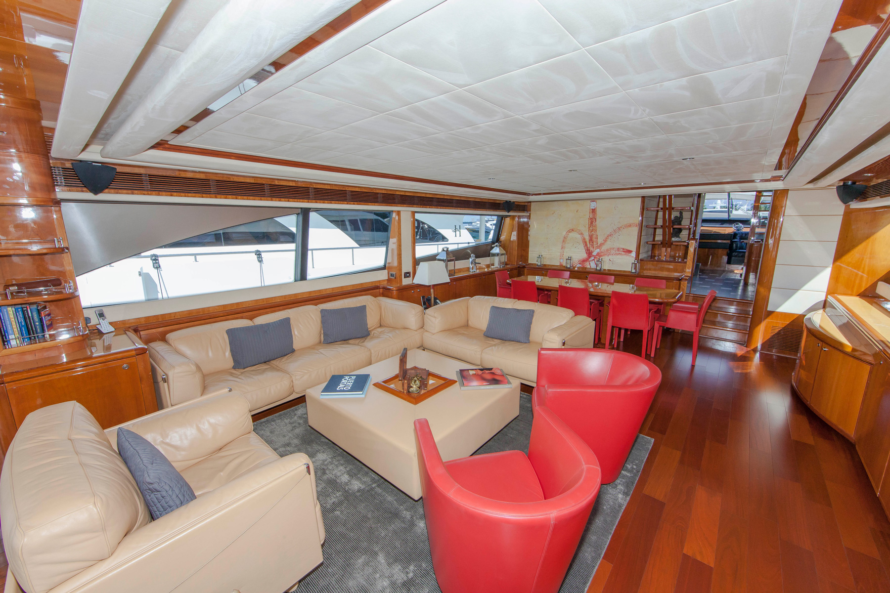 88’ Ferretti - Tikki Beach