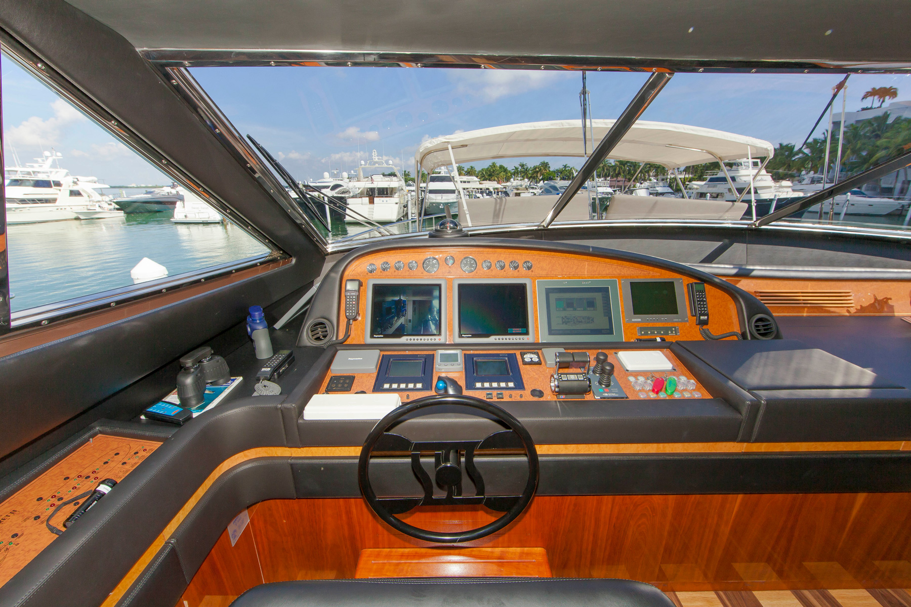 88’ Ferretti - Tikki Beach