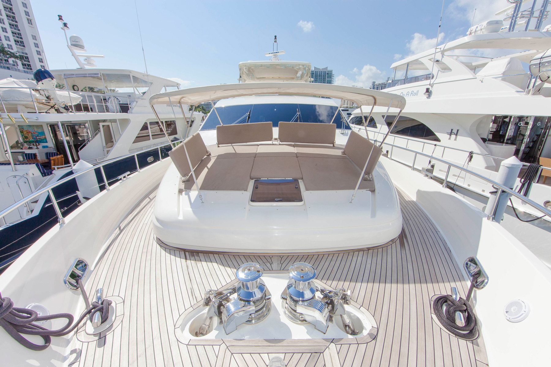 88’ Ferretti - Tikki Beach