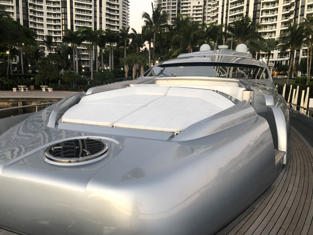 90’ Pershing - Tikki Beach